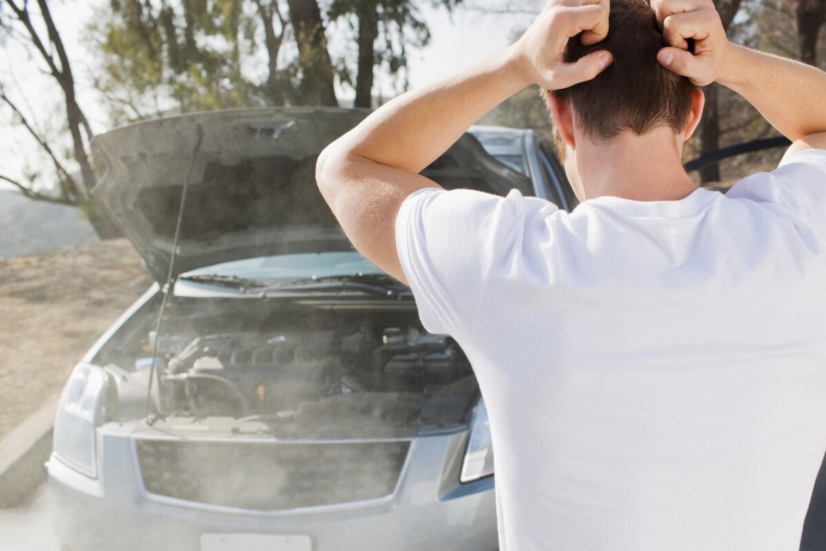 ¿Por qué mi carro echa humo blanco y huele a gasolina? Descubre la ...
